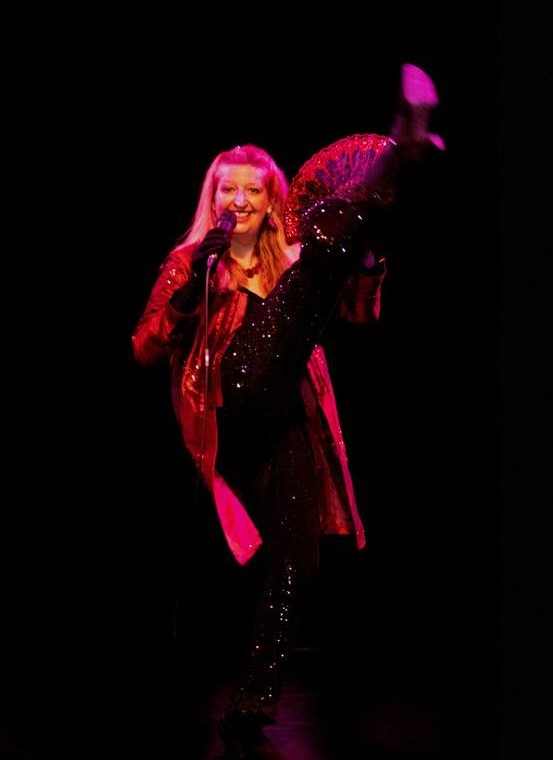 Mademoiselle Jen Bush critique la charmante Stefanie Rummel dans ...